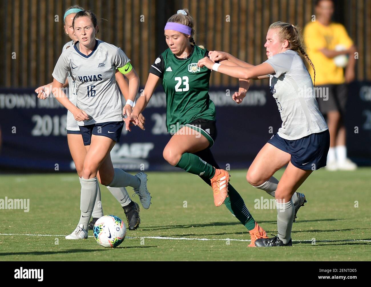 Ohio-Stürmer Courtney Daugerdas (23) spaltet sich zwischen Georgetown ...