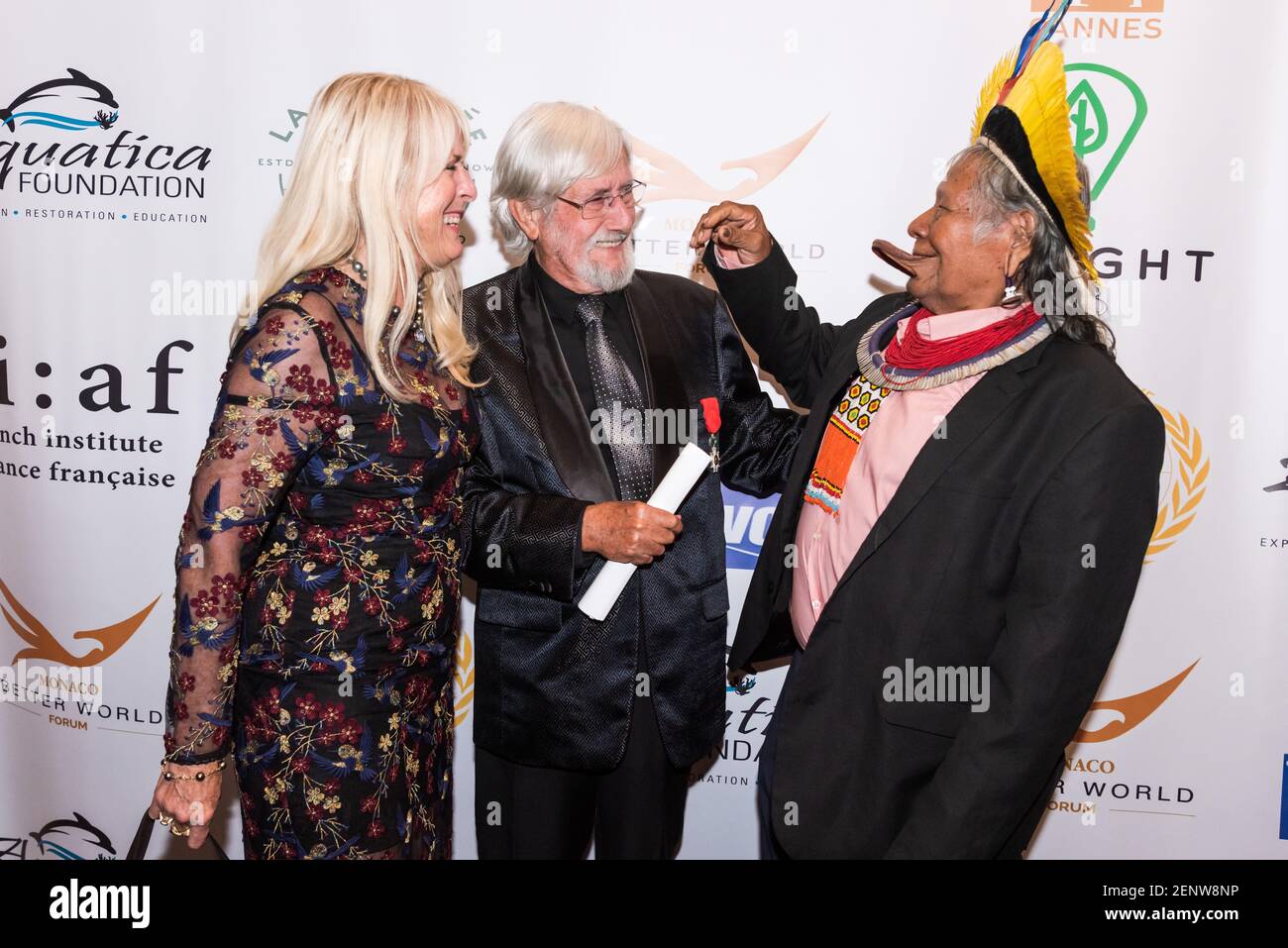 Jean-Michel Cousteau (Mitte) mit Frau Nancy Marr und Chief Raoni ...