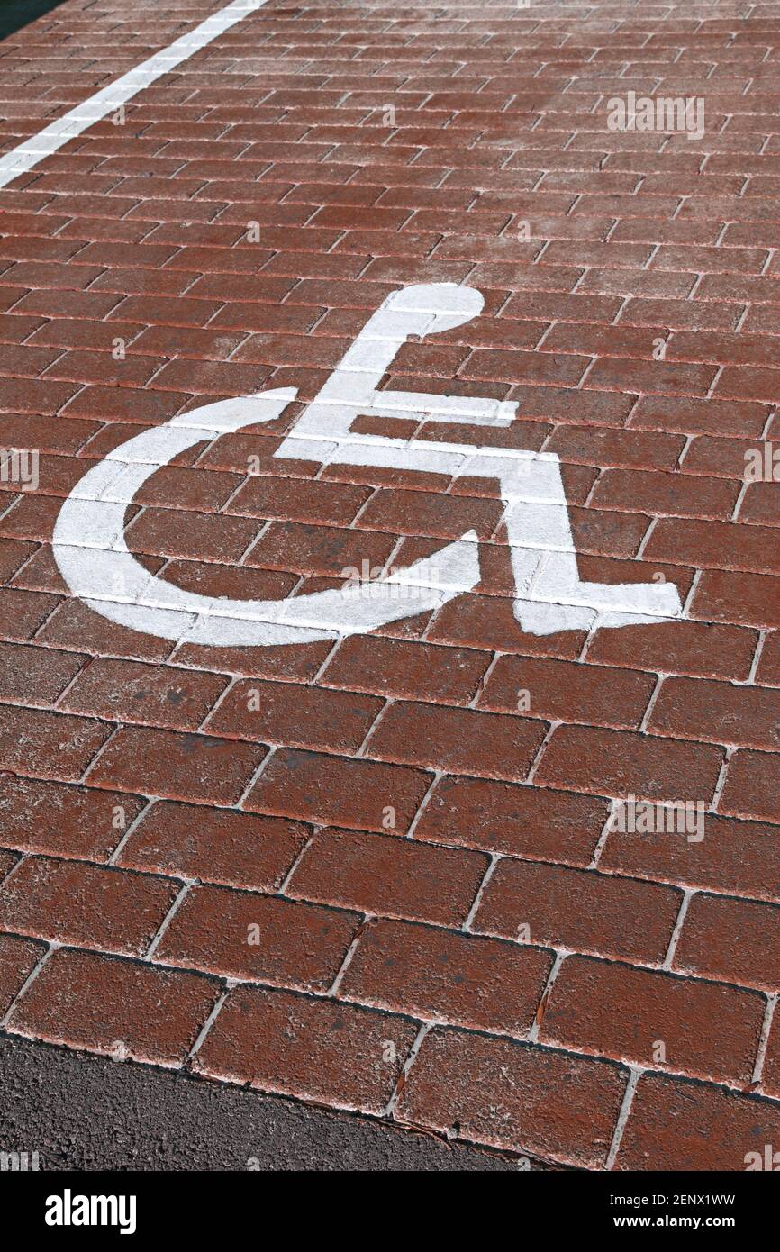 Rotes behindertenschild -Fotos und -Bildmaterial in hoher Auflösung ...