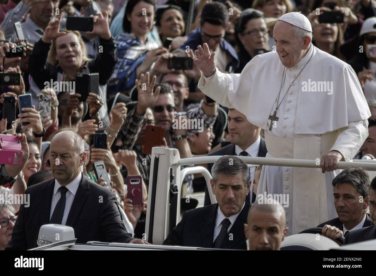 Papst Franziskus begrüßt die Gläubigen, als er am 25. September 2019 ...