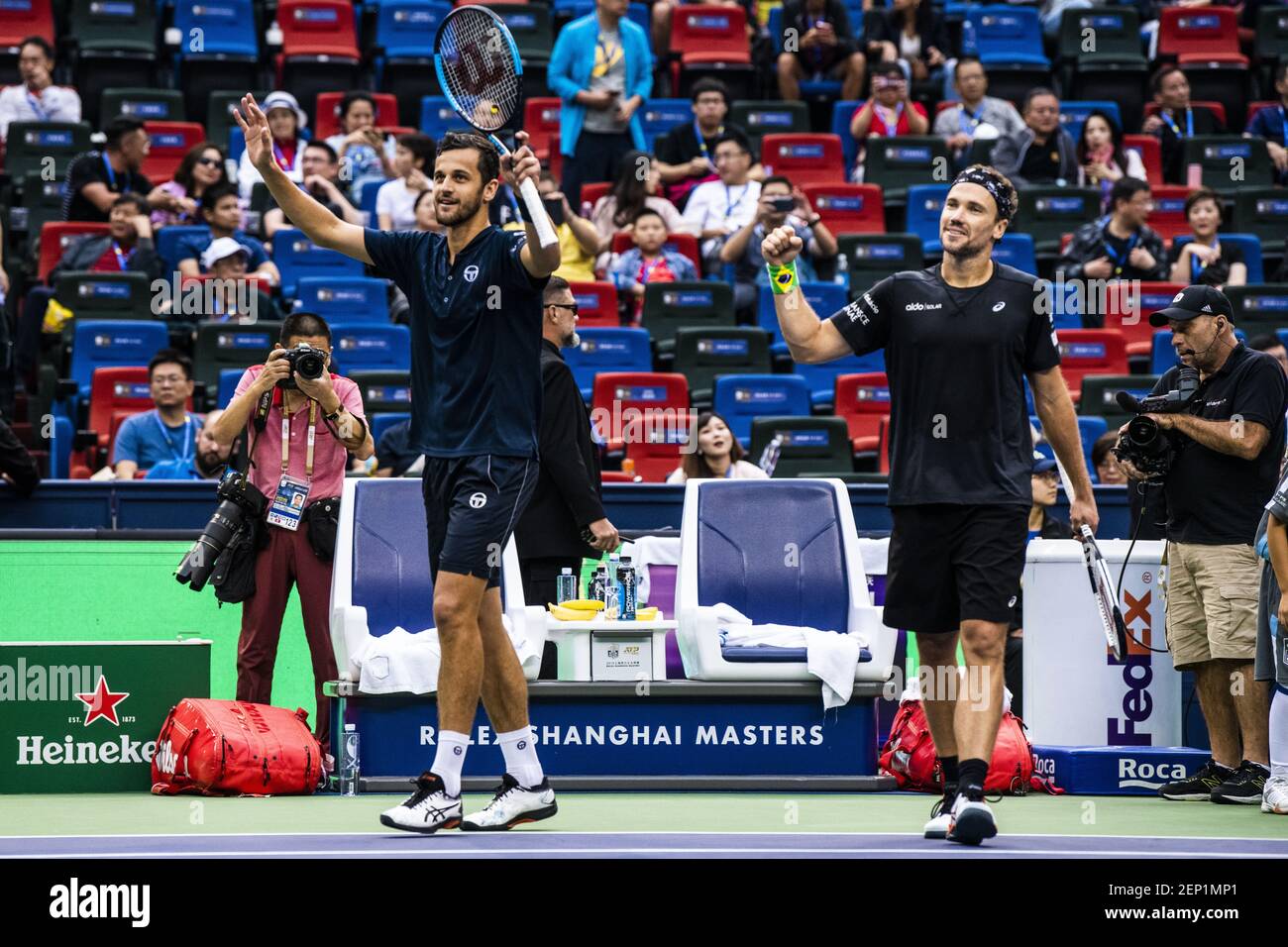 Bruno Soares aus Brasilien und Mate Pavic aus Kroatien feiern den Sieg von Marcelo Melo aus ...