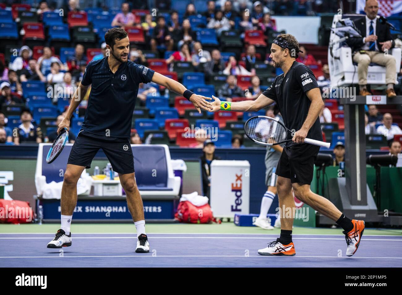 Bruno Soares aus Brasilien und Mate Pavic aus Kroatien feiern den Sieg von Marcelo Melo aus ...