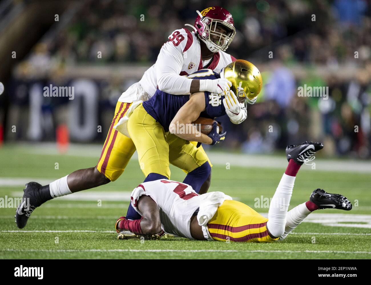 12. Oktober 2019: Notre Dame Wide Receiver Chris Finke (10) wird von ...