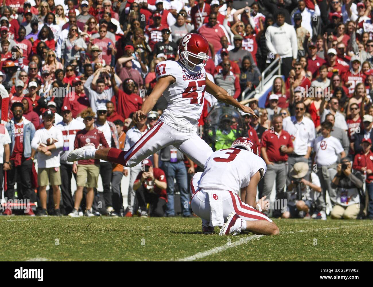 Oktober 12 2019: Oklahoma Sooners Place Kicker Gabe Brkic #47 legt ...