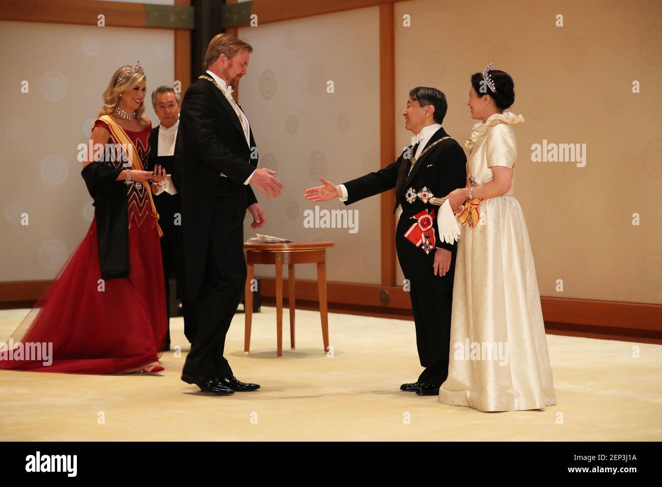 Königin Maxima und König Willem-Alexander von den Niederlanden begrüßen ...