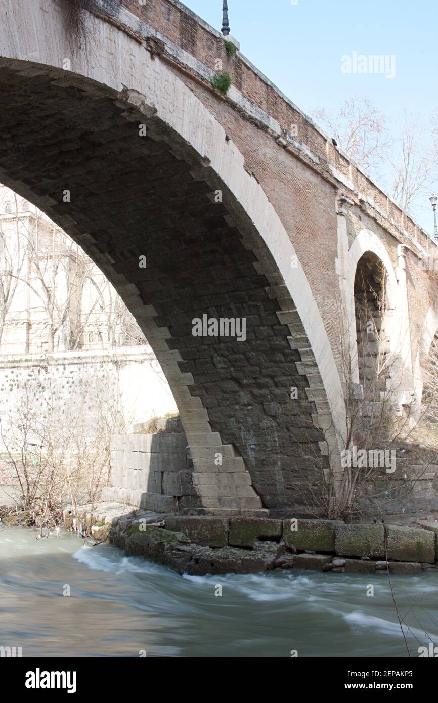 Pons fabricius isola tiberina -Fotos und -Bildmaterial in hoher ...