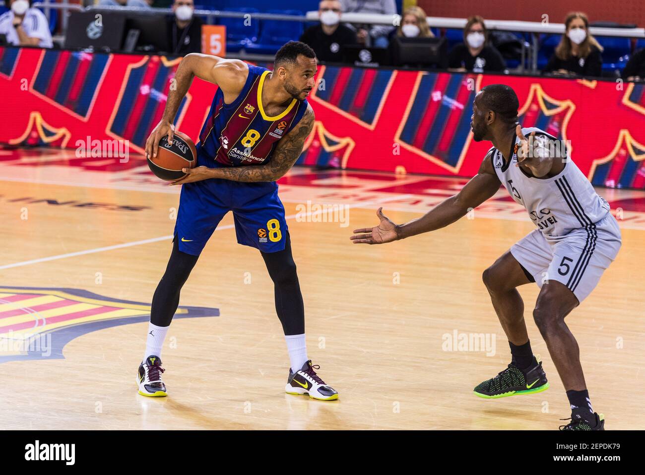 Adam Hanga vom FC Barcelona im Einsatz gegen Charles Kahudi vom LDLC ...