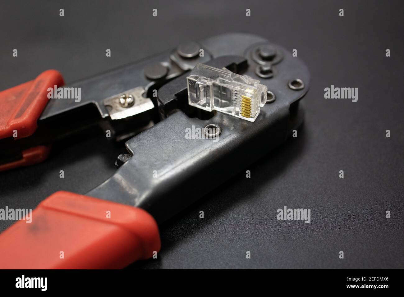 Werkzeug zum crimpen von netzwerkkabeln -Fotos und -Bildmaterial in ...