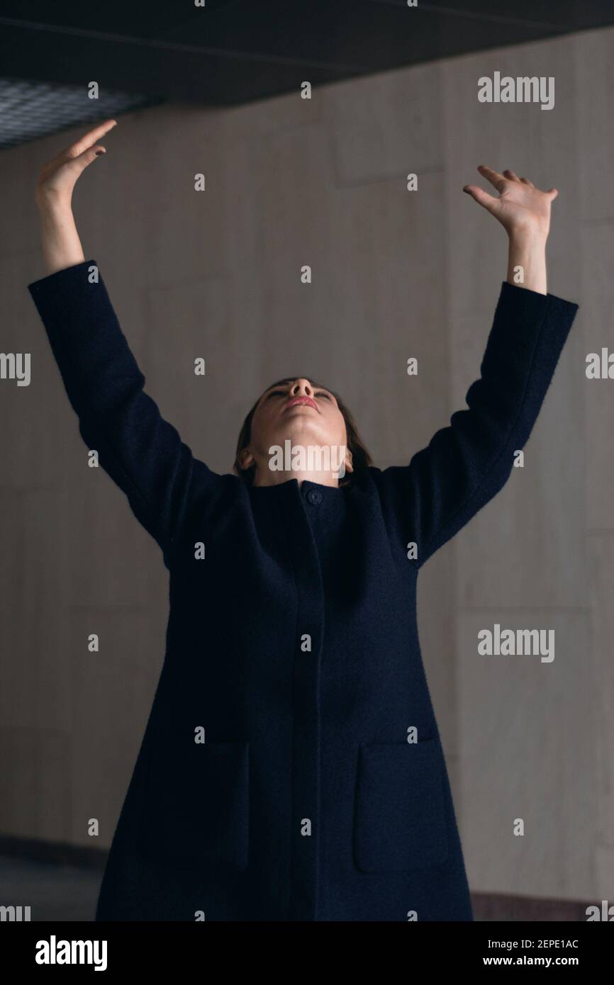 Arme erhoben halten -Fotos und -Bildmaterial in hoher Auflösung – Alamy