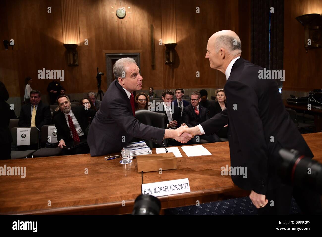 US-Senator Rick Scott (Republikaner von Florida) schüttelt die Hände ...