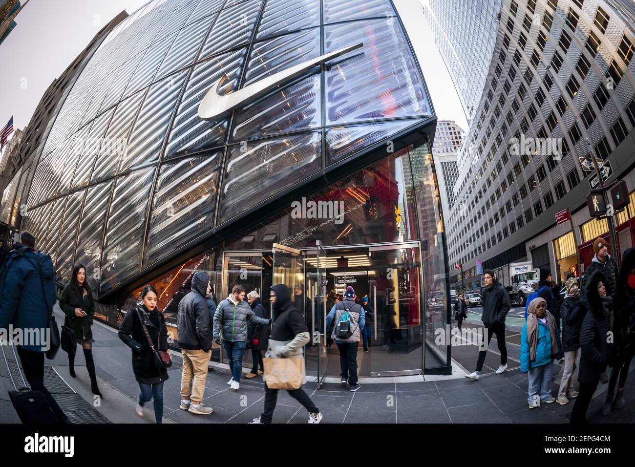 Käufer und Besucher außerhalb der Nike â € œHouse von Innovationâ ...