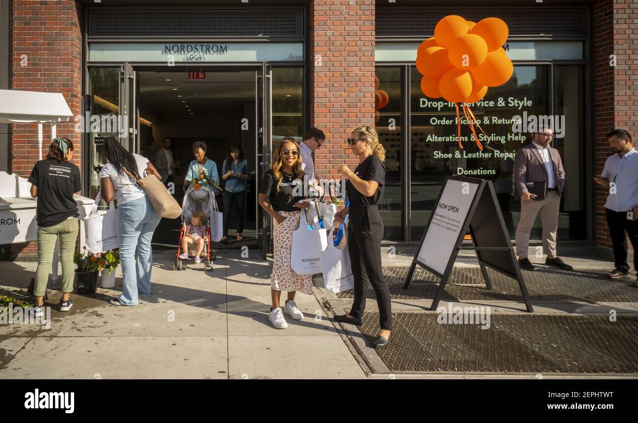 Der Nordstrom Local Concept Store in Greenwich Village in New York ...