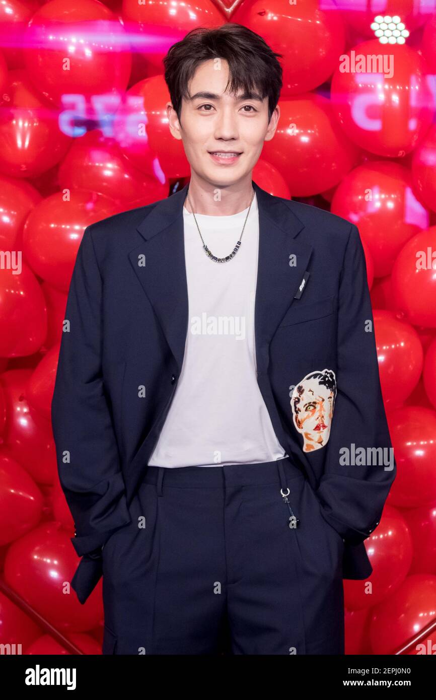--FILE--der chinesische Schauspieler Zhu Yilong zeigt sich bei der Enthüllungszeremonie seiner ...