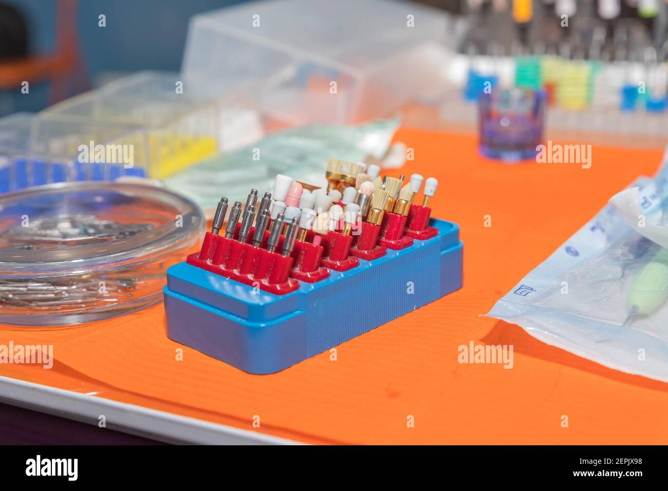 Zahnarzt schleifen von zahnersatz -Fotos und -Bildmaterial in hoher ...
