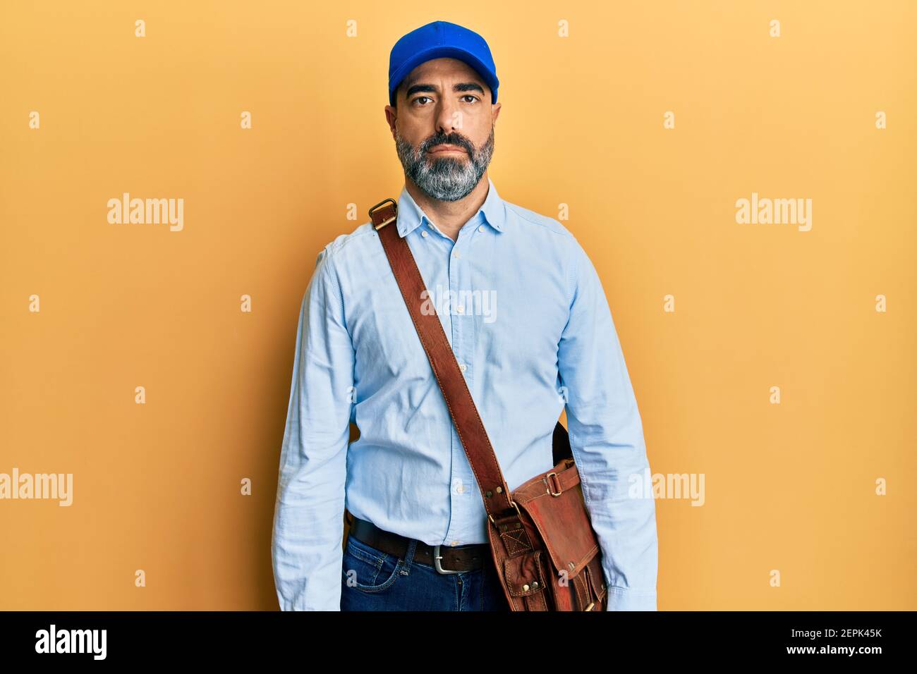 Mann mittleren Alters mit Bart und grauen Haaren tragen Lieferung ...