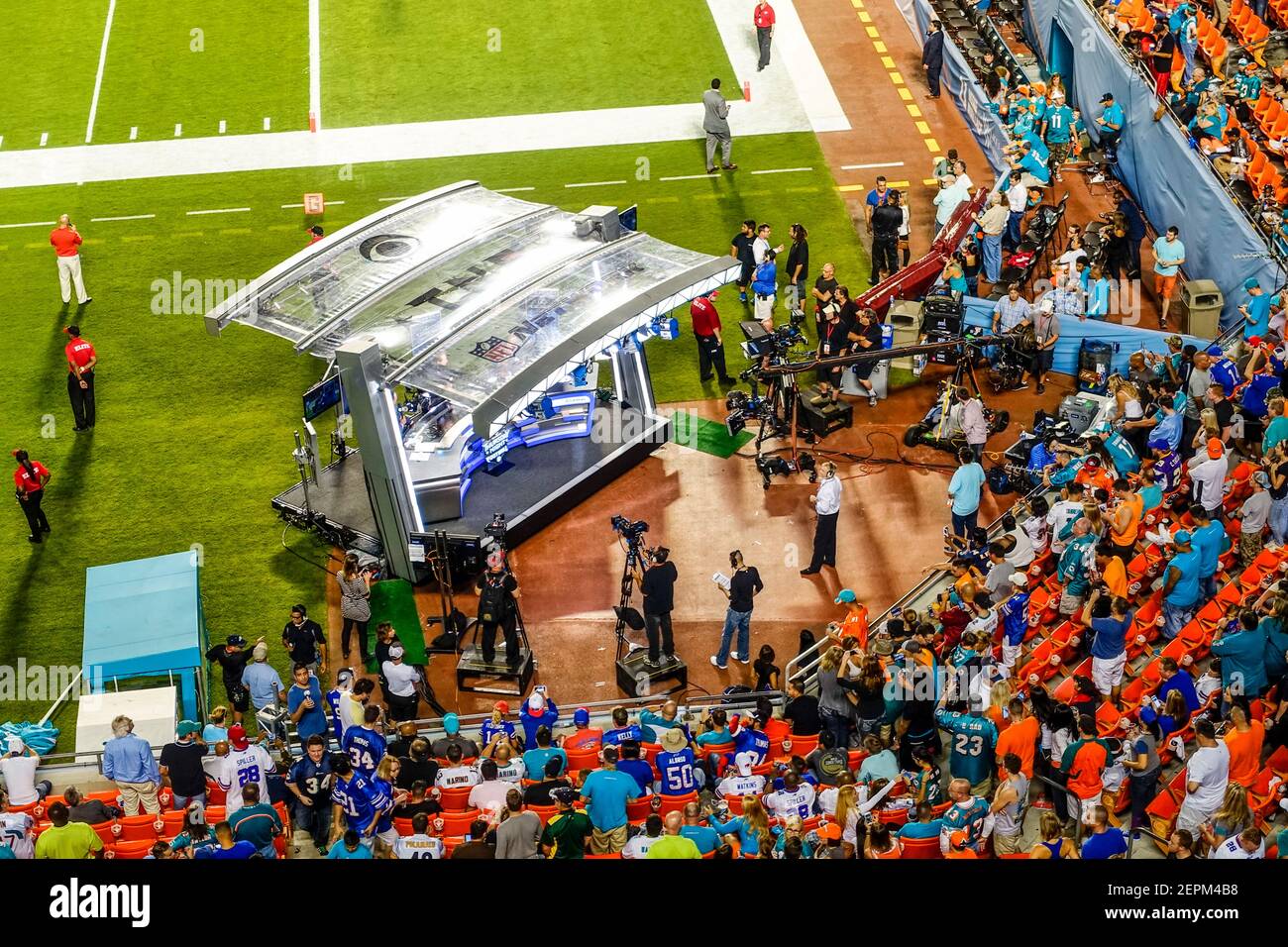 Der NFL Broadcast Booth im Miami Dolphins-Buffalo Bills Spiel im Sun ...