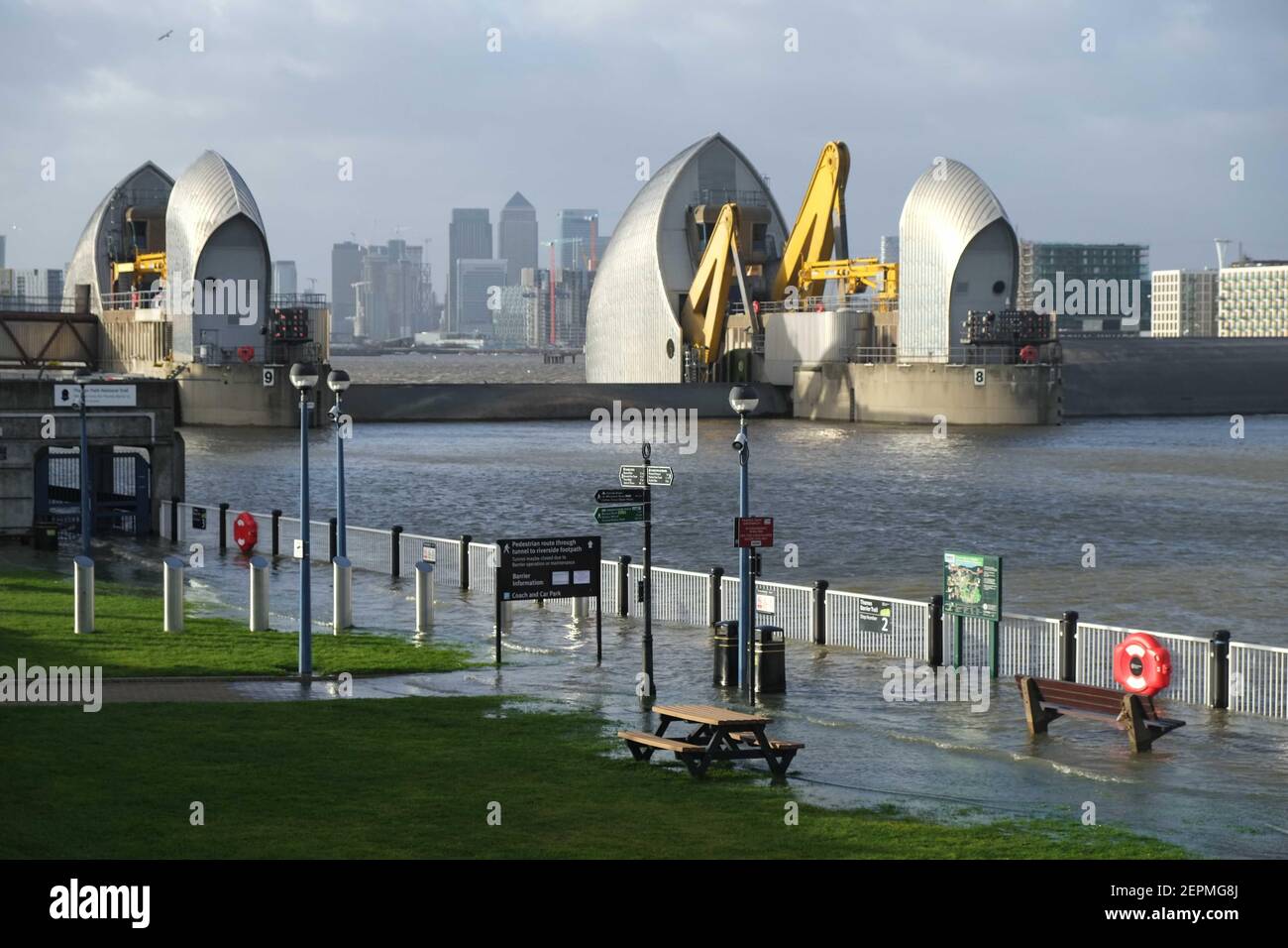 Die Thames Barrier wurde geschlossen, um mögliche Überschwemmungen in ...
