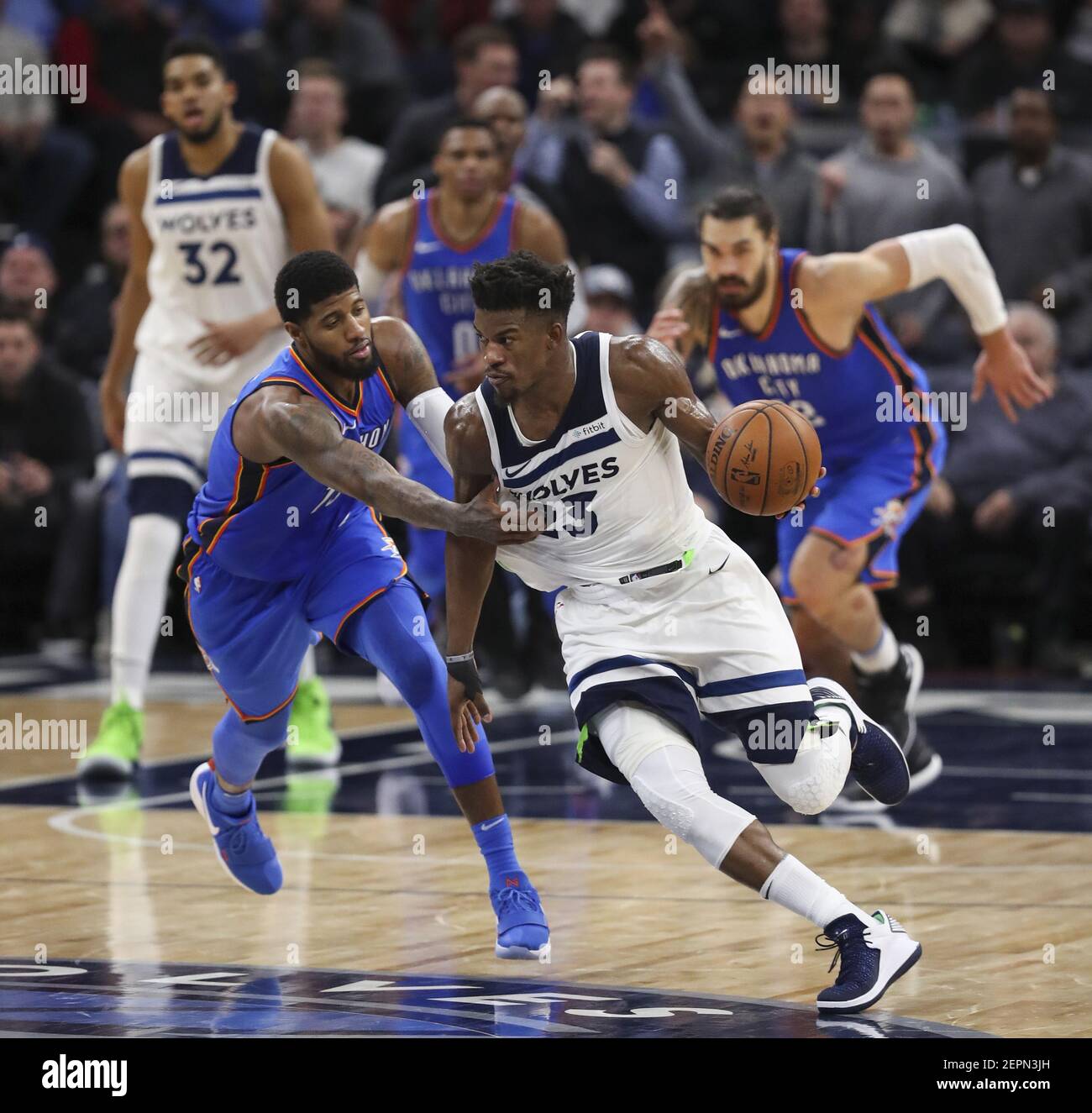 Der Oklahoma City Thunders Paul George (13) Foules der Minnesota ...