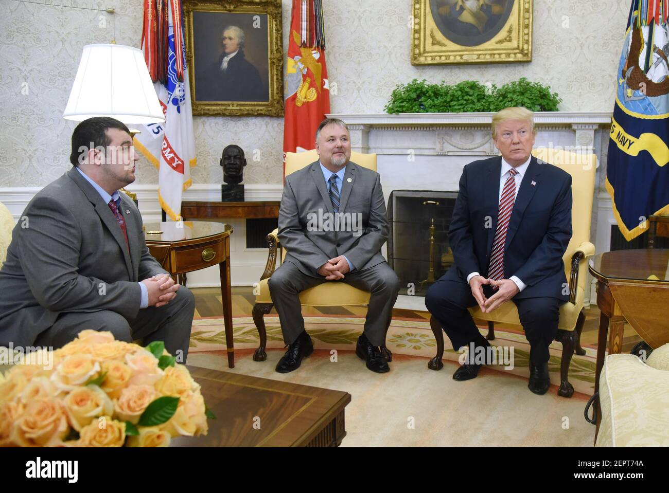 Präsident Donald Trump trifft Shane Bouvet (L) und Don Bouvet (2-L ...