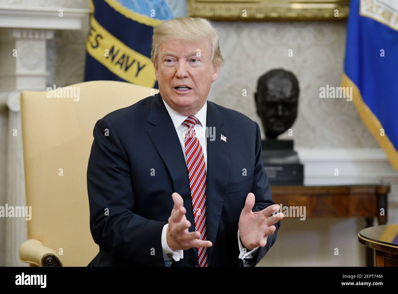 Präsident Donald Trump spricht während eines Treffens mit Don Bouvet ...