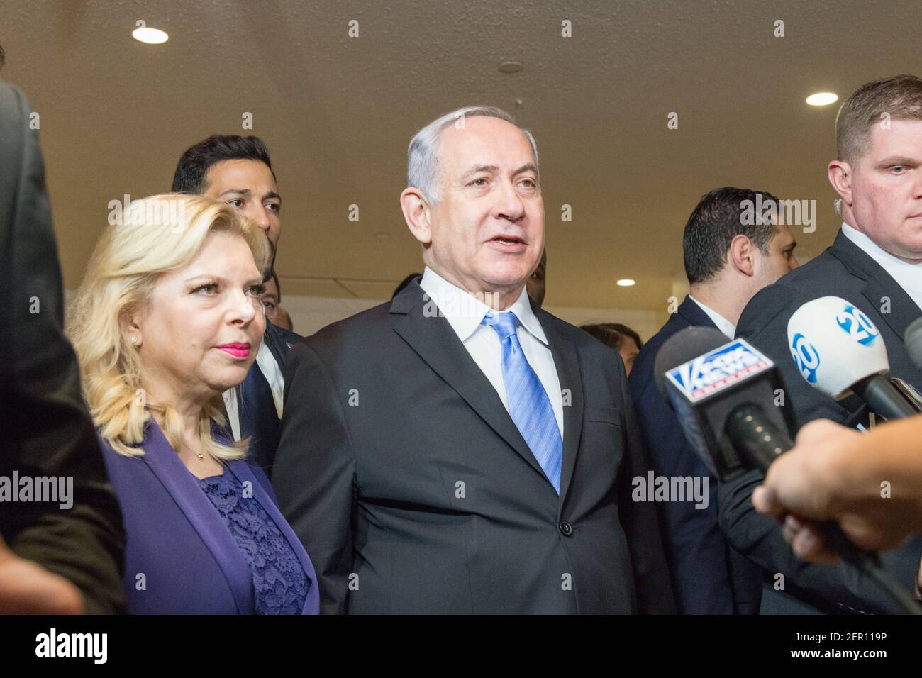 Der israelische Ministerpräsident Benjamin Netanjahu wird bei einem ...