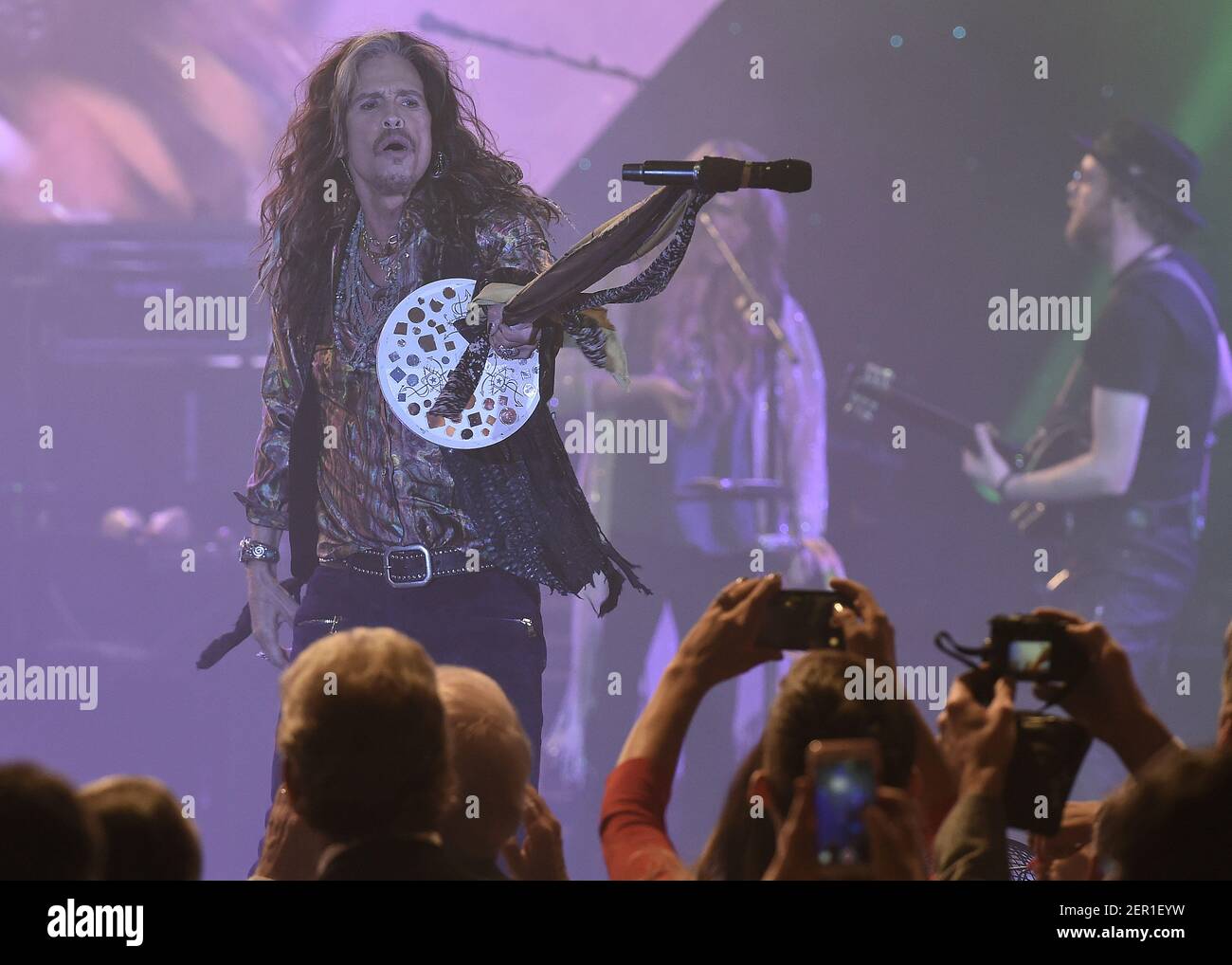 PHOENIX, AZ - 10. MÄRZ: Steven Tyler bei Muhammad Alis Celebrity Fight ...