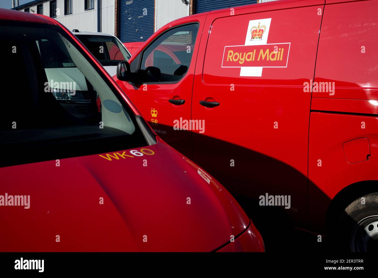 Royal mail rote lieferwagen -Fotos und -Bildmaterial in hoher Auflösung ...