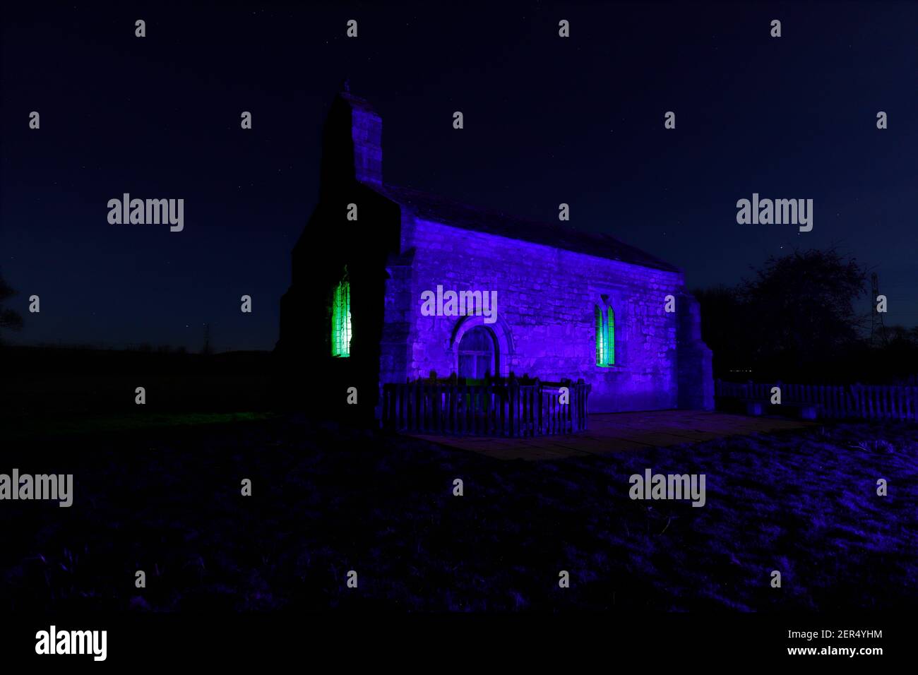 Beleuchtete blaue kirche -Fotos und -Bildmaterial in hoher Auflösung ...