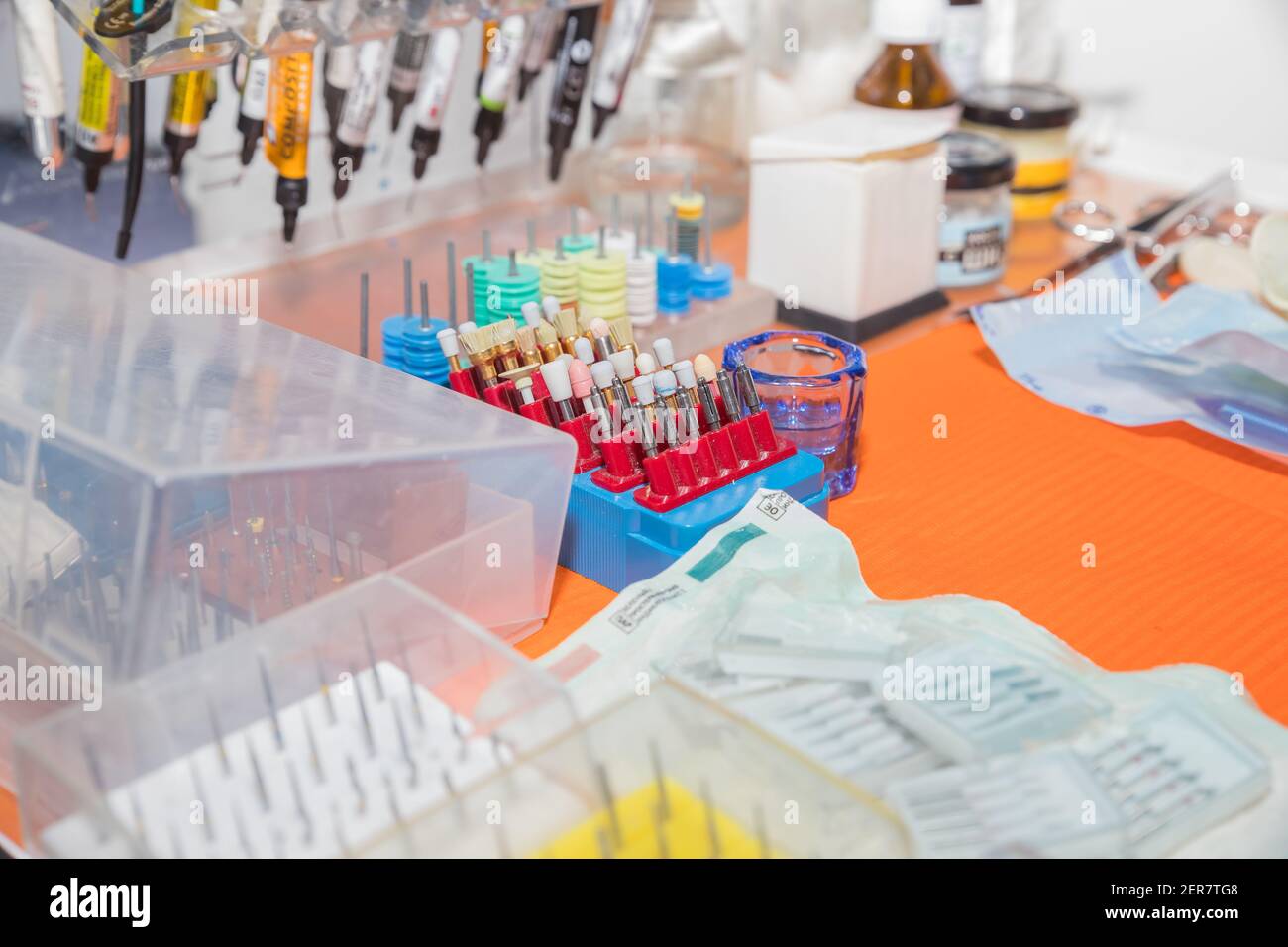 Zahnarzt schleifen von zahnersatz -Fotos und -Bildmaterial in hoher ...