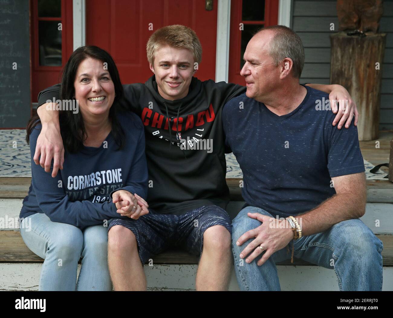 Josh Bangert posiert für ein Foto mit seinen Eltern, Margaret und Keith ...