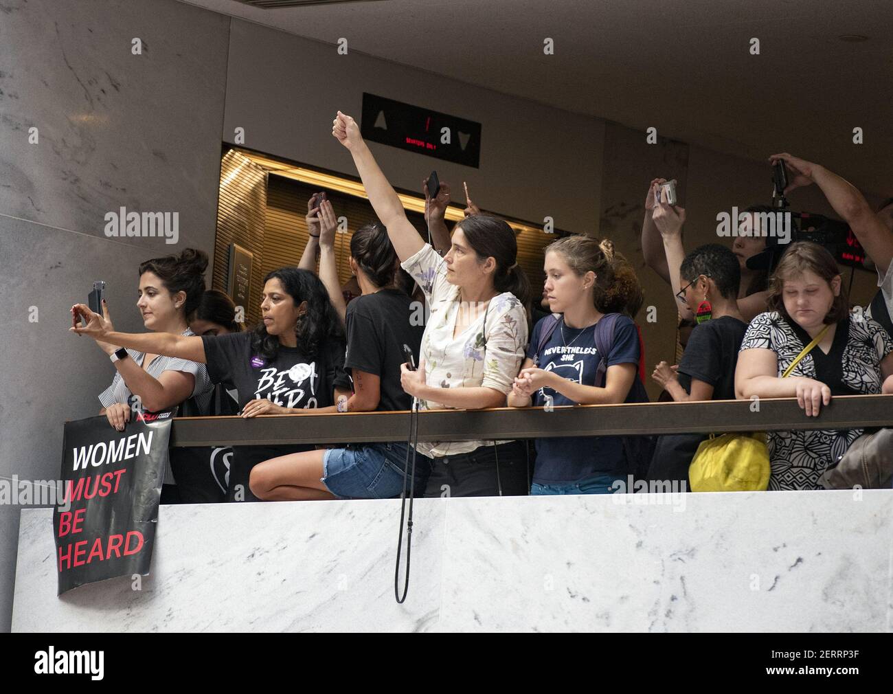 Demonstranten im Atrium des Hart Senate Office Building in Washington ...