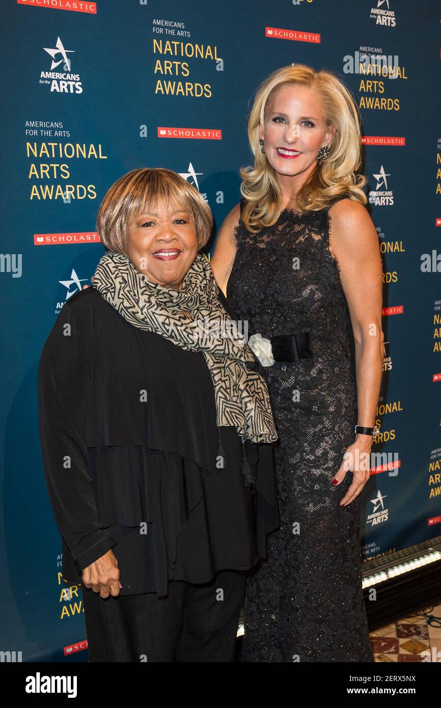 Die Preisträgerin Mavis Staples (L) ist mit der AFTA Awards Chair ...