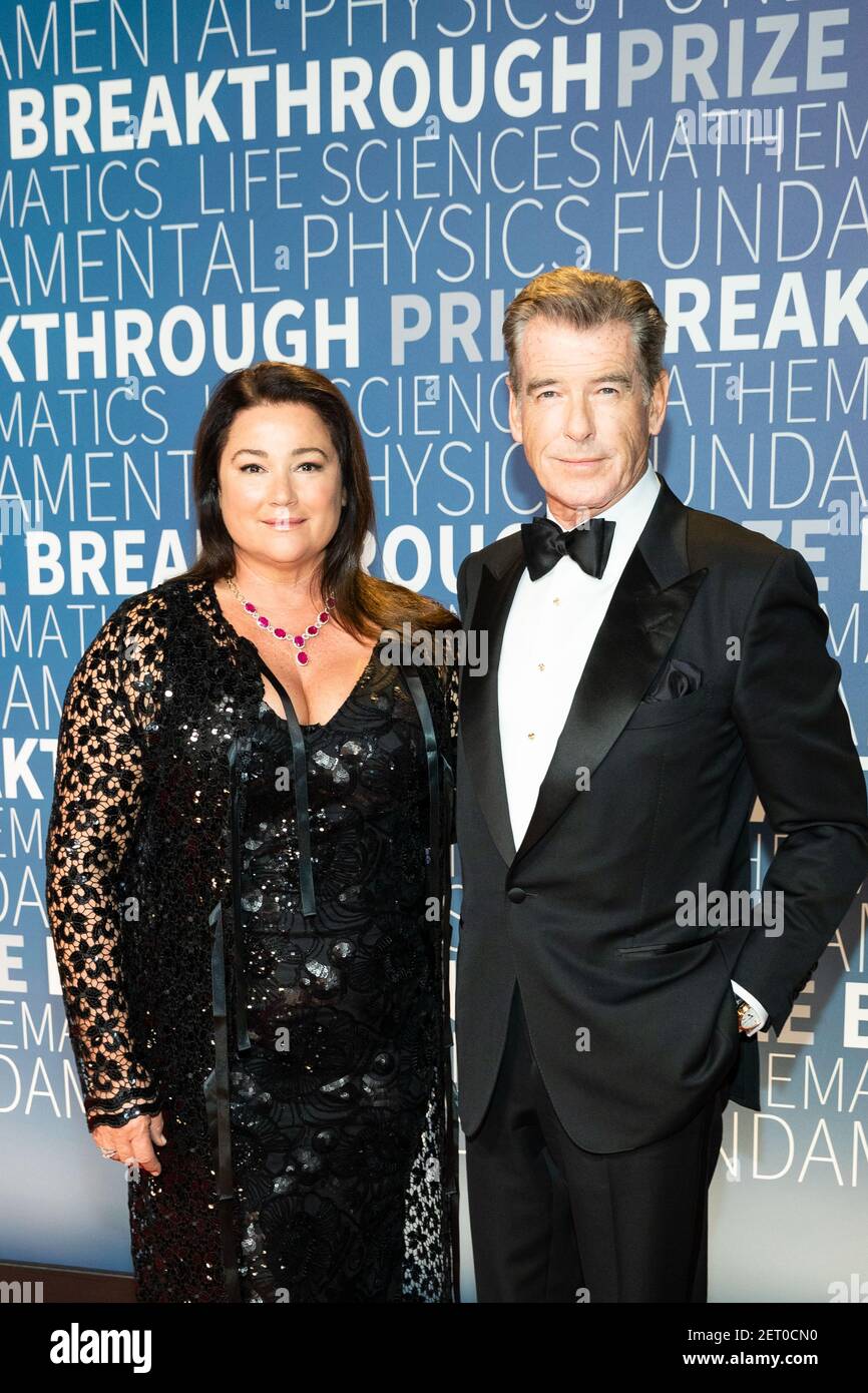 Pierce brosnan and keely shaye smith -Fotos und -Bildmaterial in hoher ...