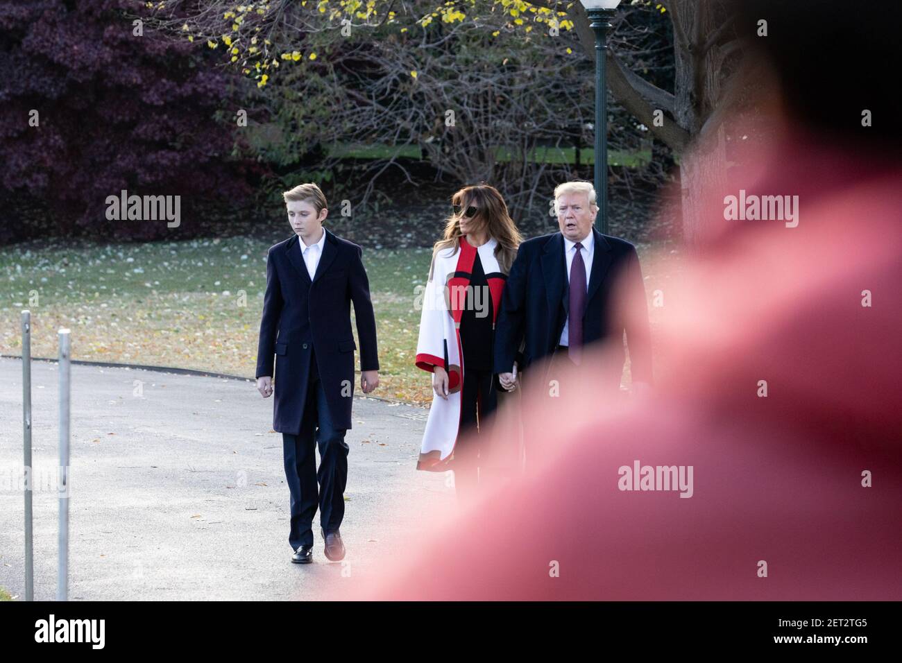 US-Präsident Donald Trump geht mit First Lady Melania Trump und ihrem Sohn Barron vor ihrer ...