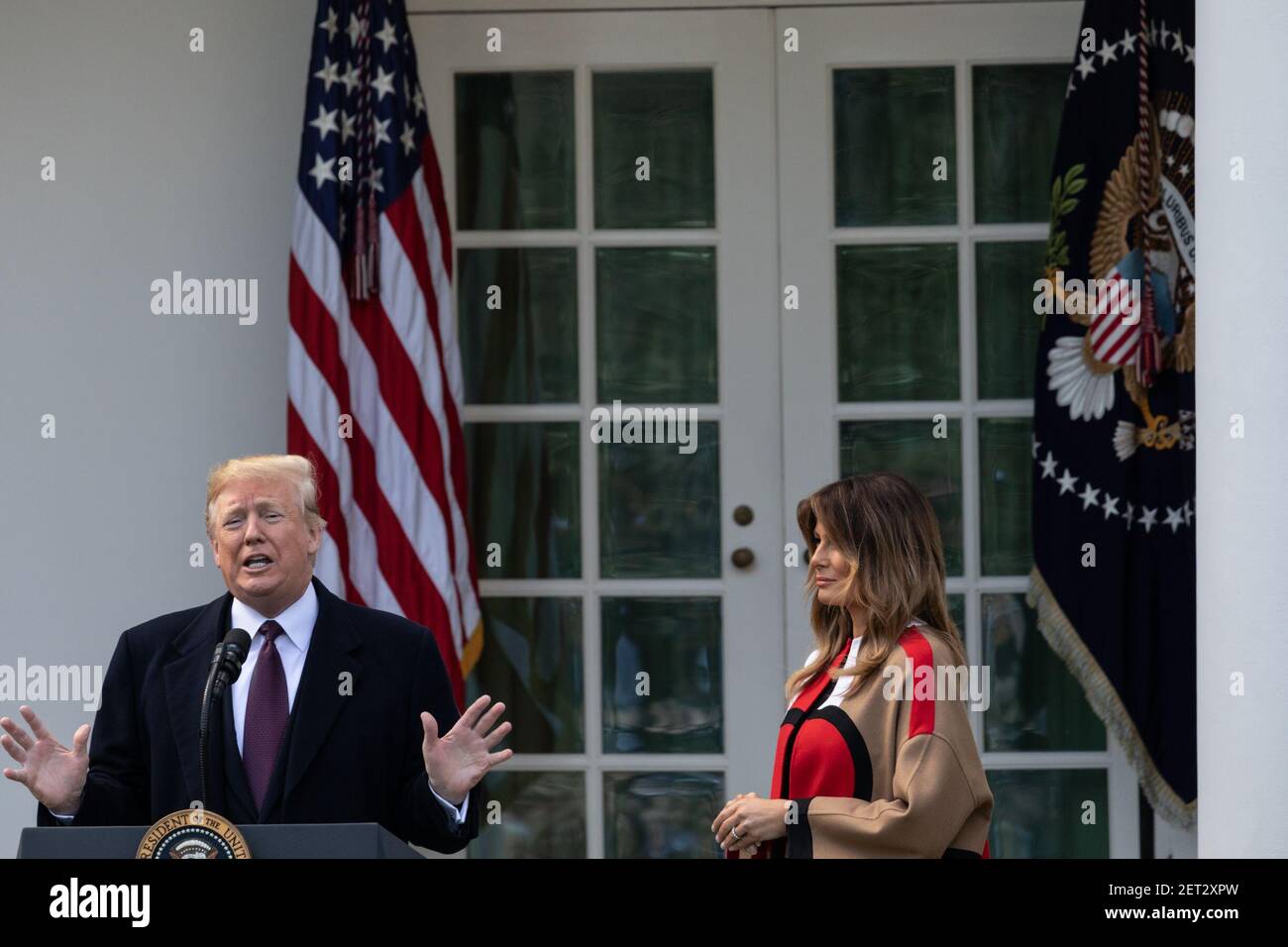US-Präsident Donald Trump, mit First Lady Melania Trump an seiner Seite ...