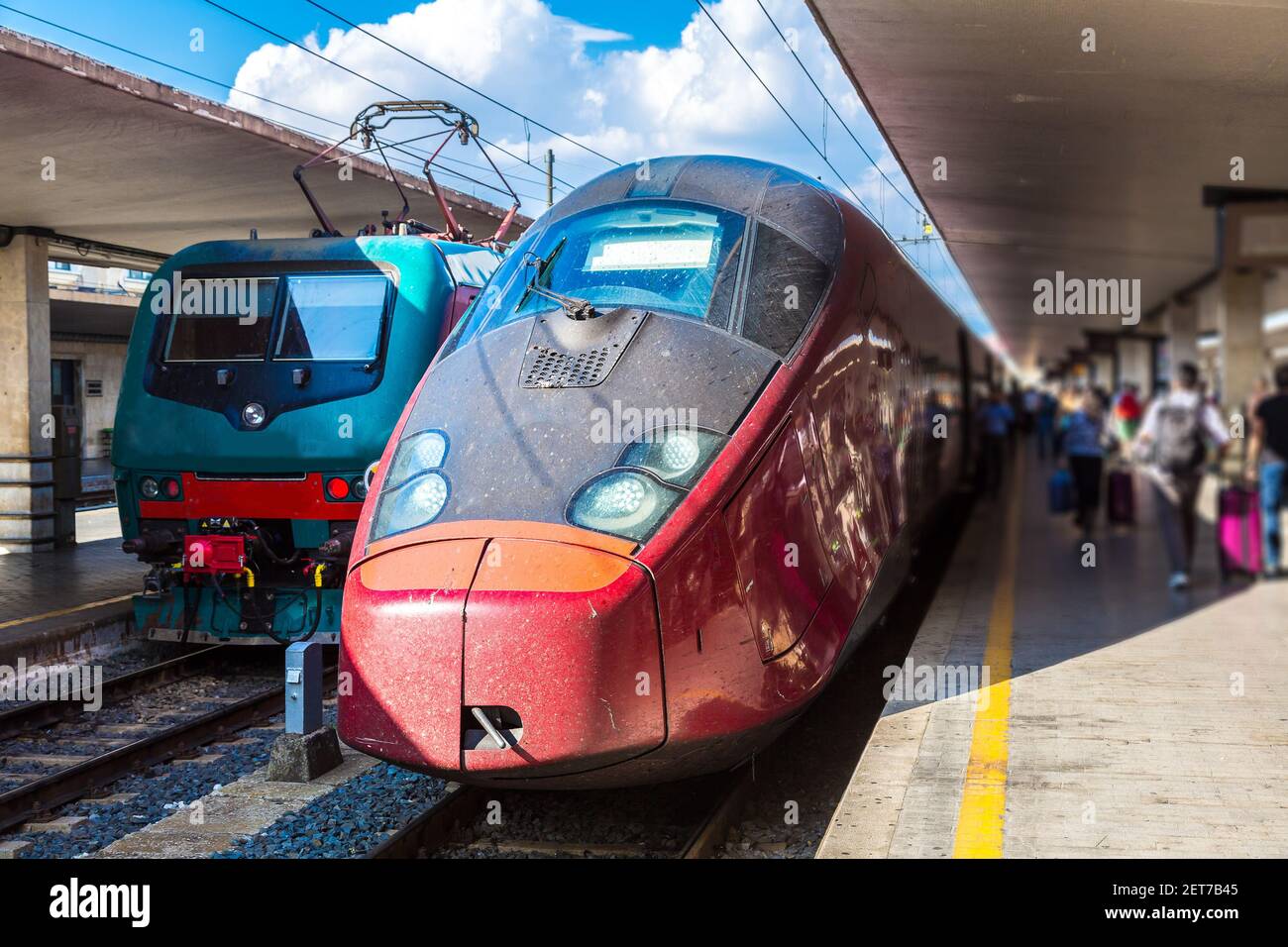 Moderner Zug am Bahnhof Santa Maria Novella in Florenz Stockfotografie ...