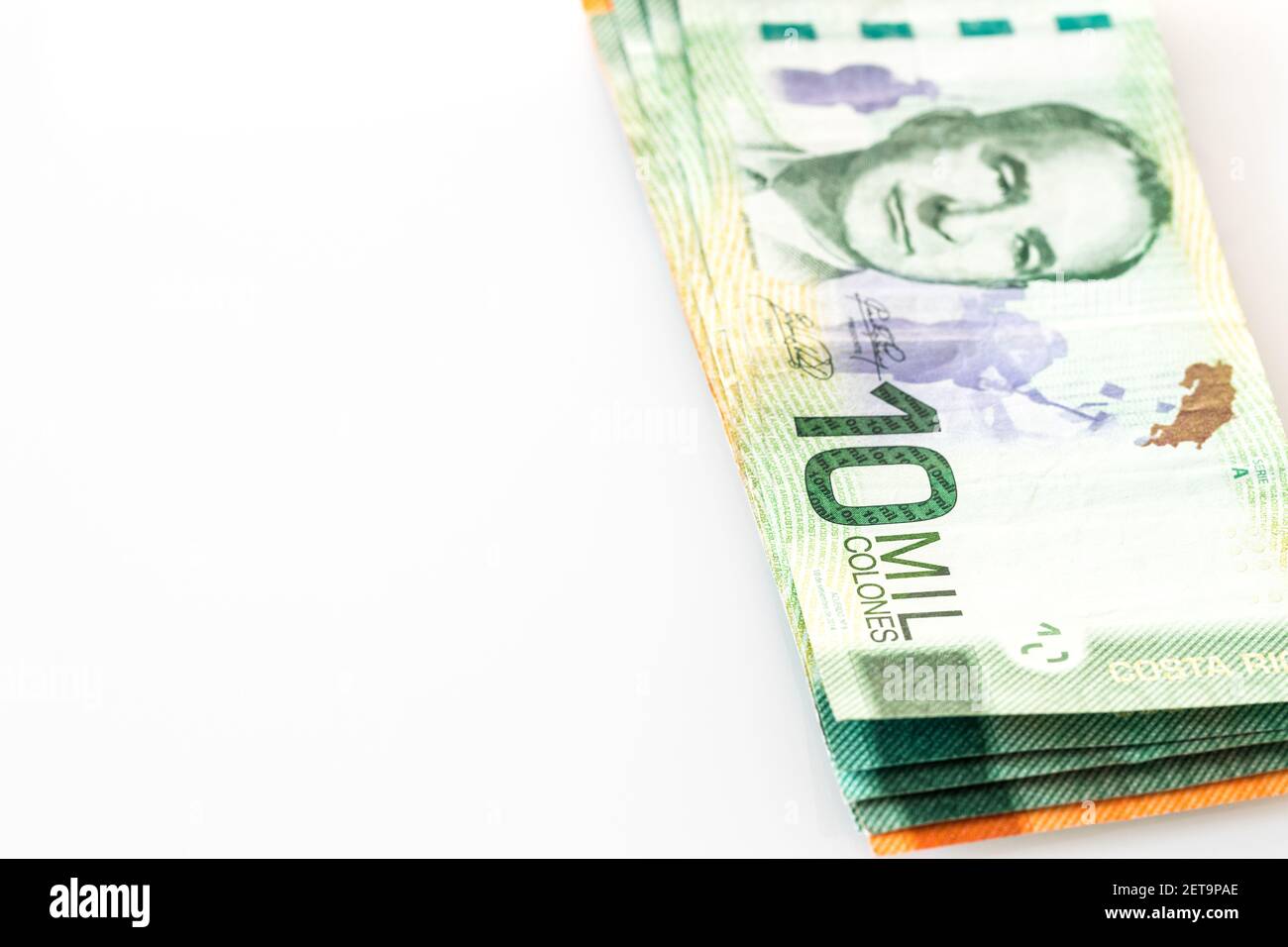 Geld aus Costa Rica, EINE große Menge und Wert der Banknoten. Weißer ...