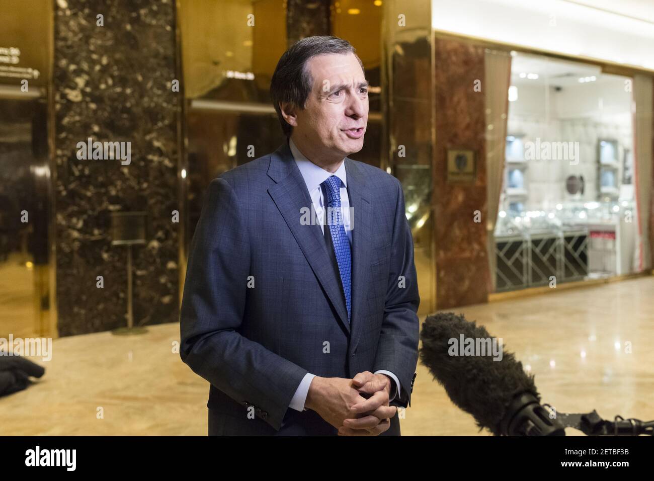 Fox News-Moderator Howard Kurtz spricht mit der Presse die Lobby des ...