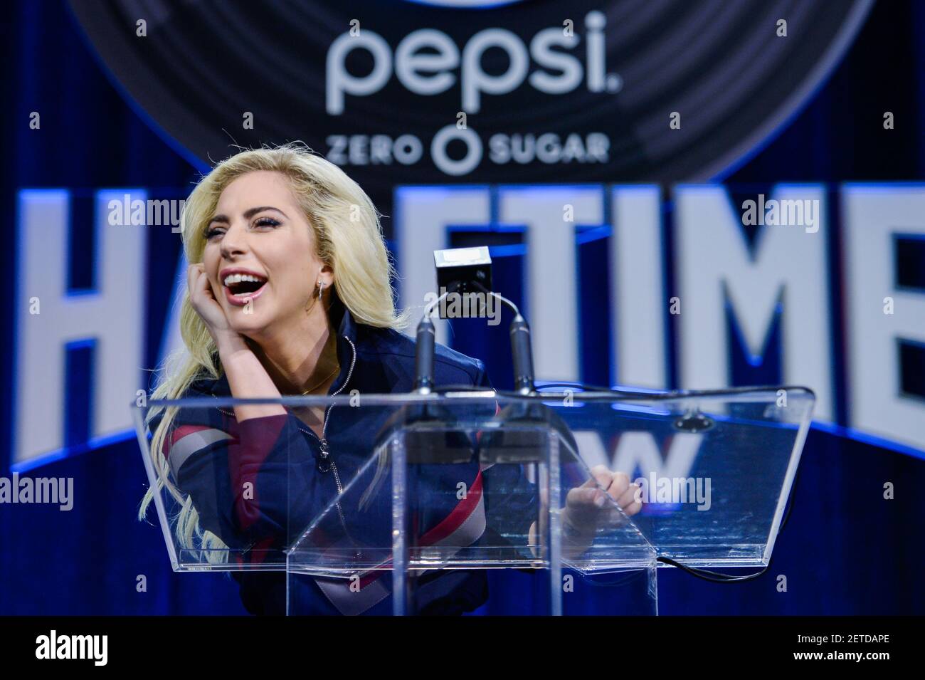 Lady Gaga spricht zu den Medien während der Super Bowl LI Pepsi Zero ...
