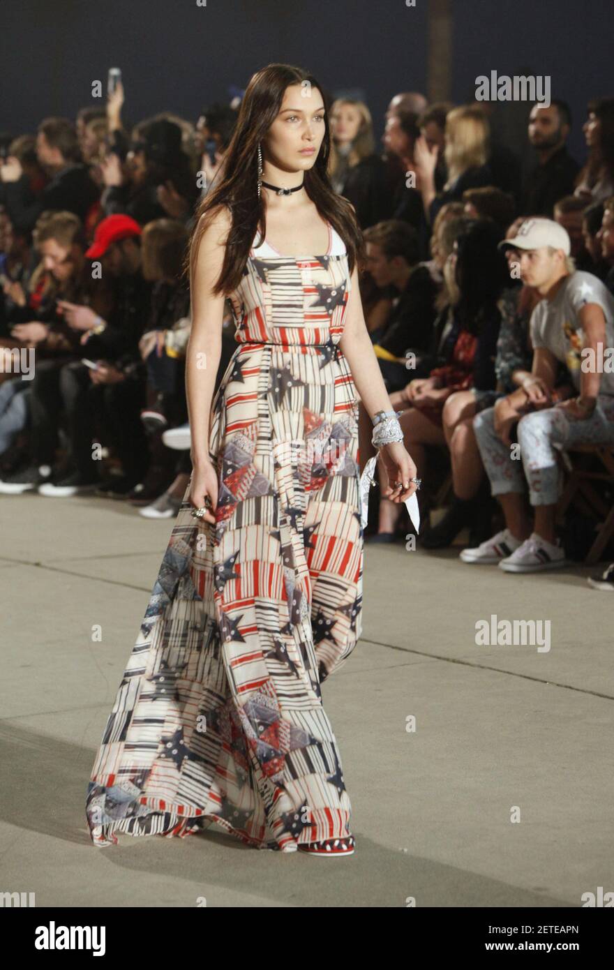 Model Bella Hadid lauft auf der TommyLand Tommy Hilfiger Spring 2017 Fashion Show am 8. Februar 2017 in Venedig Kalifornien. Foto von Crash imageSPACE Bitte nutzen Sie Credit from Credit Field Stockfo...