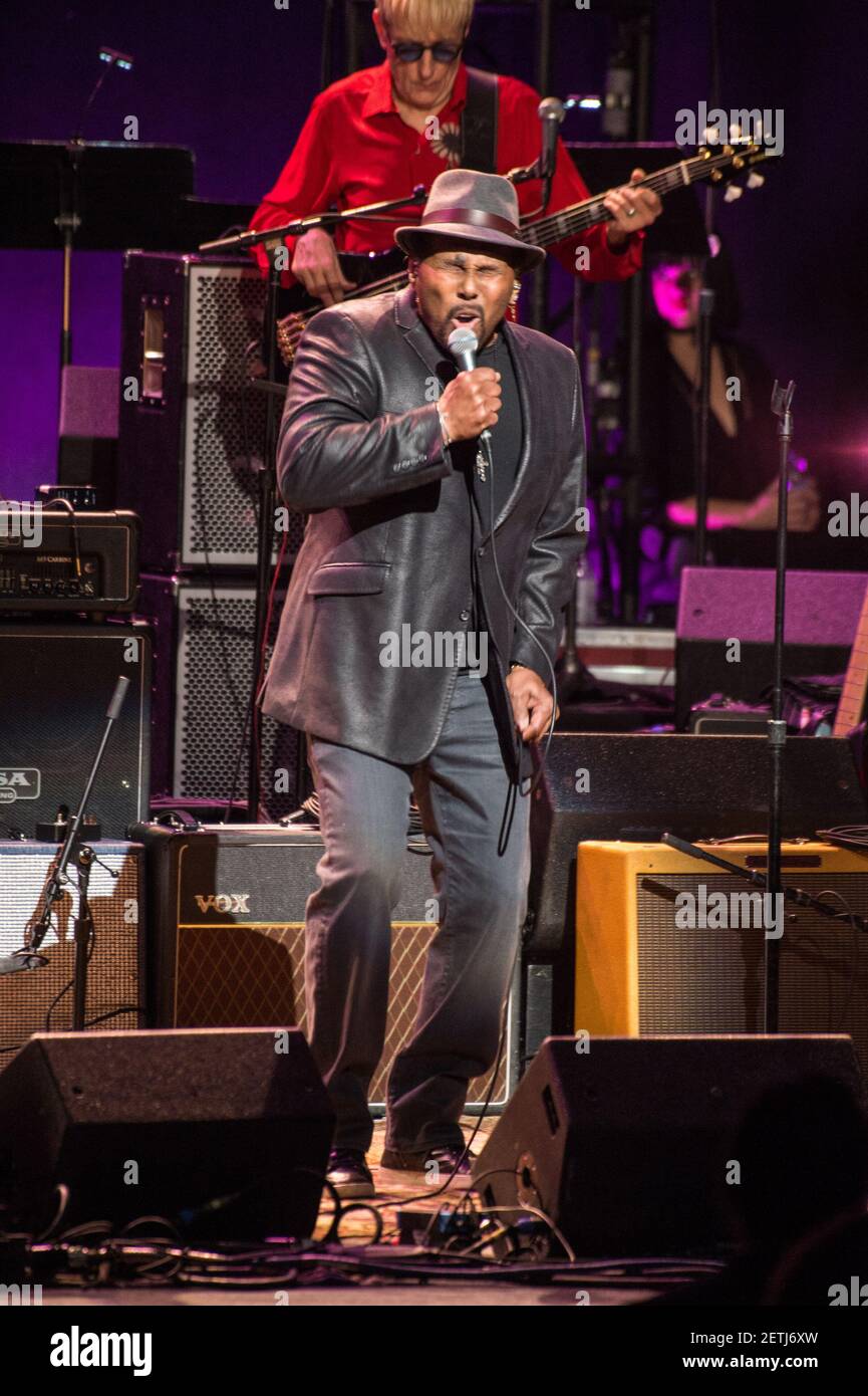 Aaron Neville auf der Bühne im Love Rocks NYC! A Change is Gonna Come ...