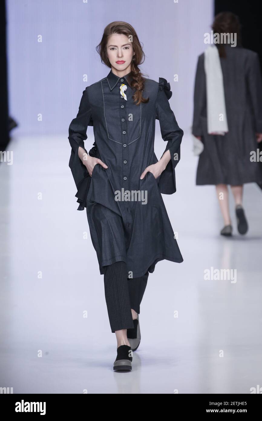 Ein Model läuft auf der Startbahn während der Ivanova Fashion Show um ...