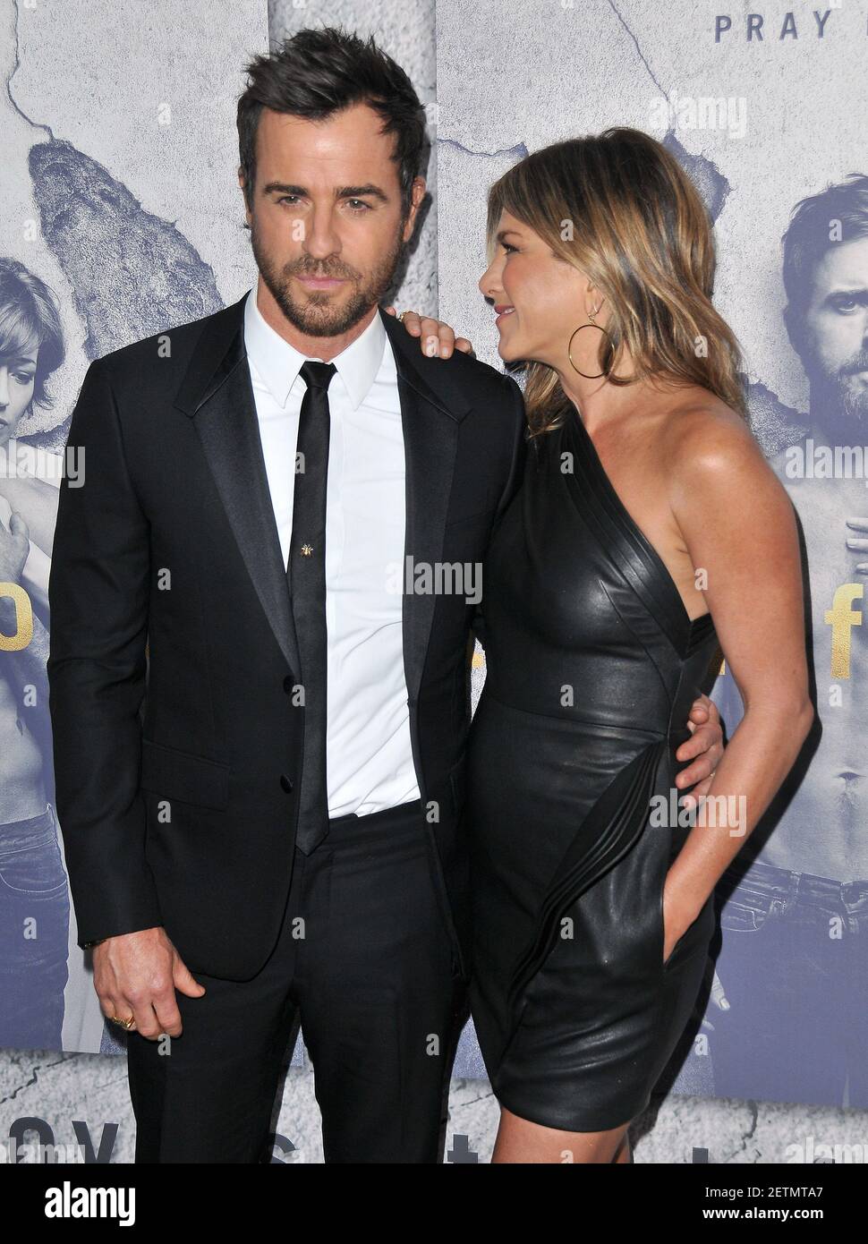 (L-R) Justin Theroux und Jennifer Aniston kommen bei der "The Leftovers ...