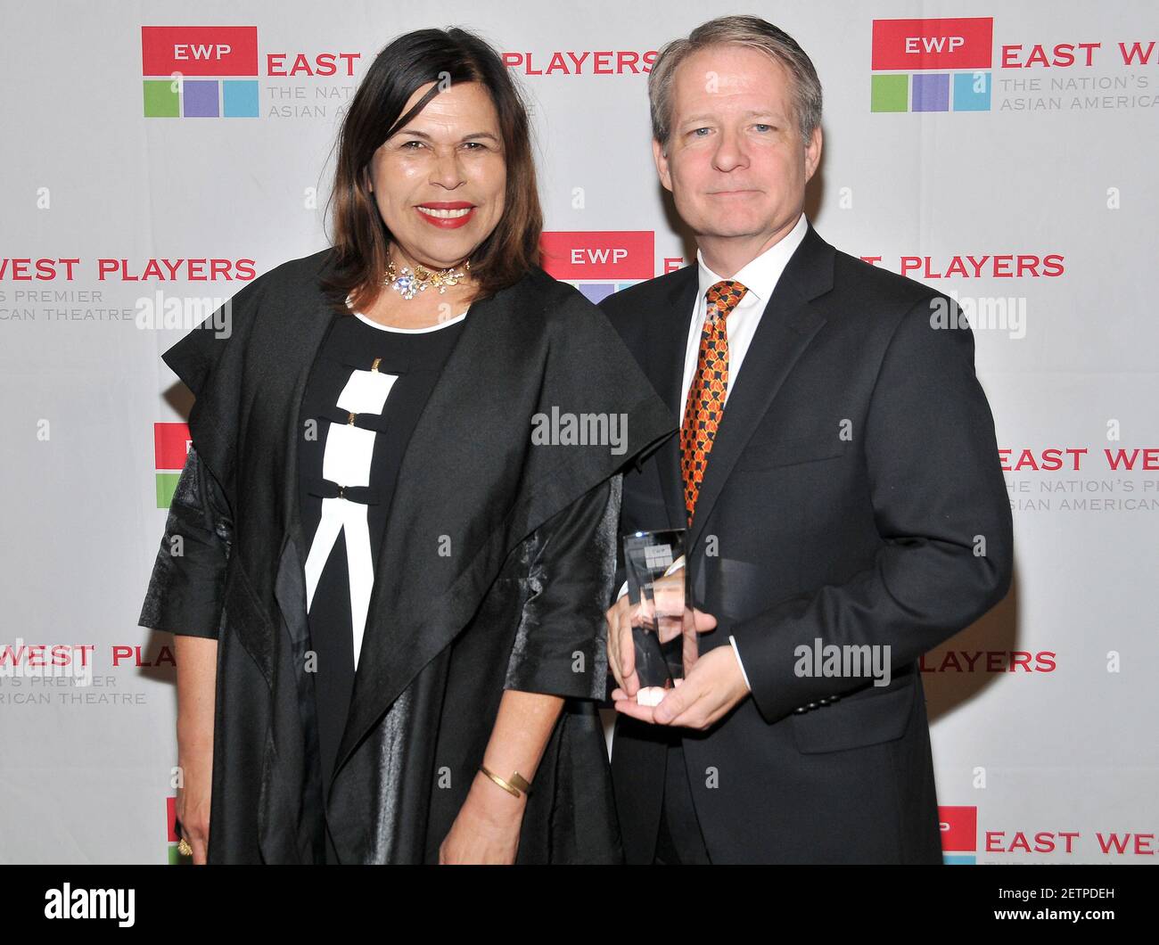 (L-R) Moderatorin Diane Rodriguez und Honoree Bill Ahmanson bei den ...