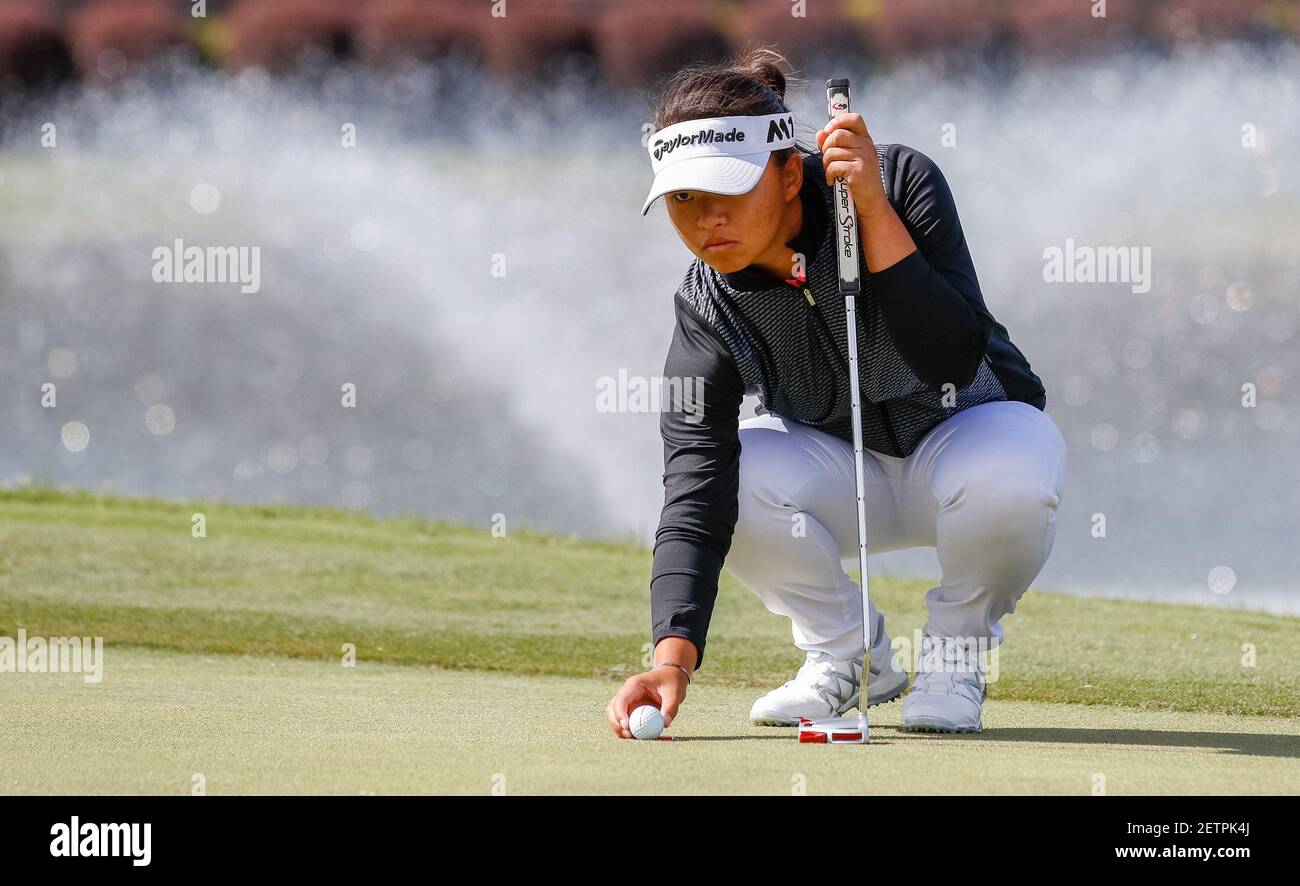Megan Khang reiht ihren Putt auf dem 18th Loch während der ersten Runde ...