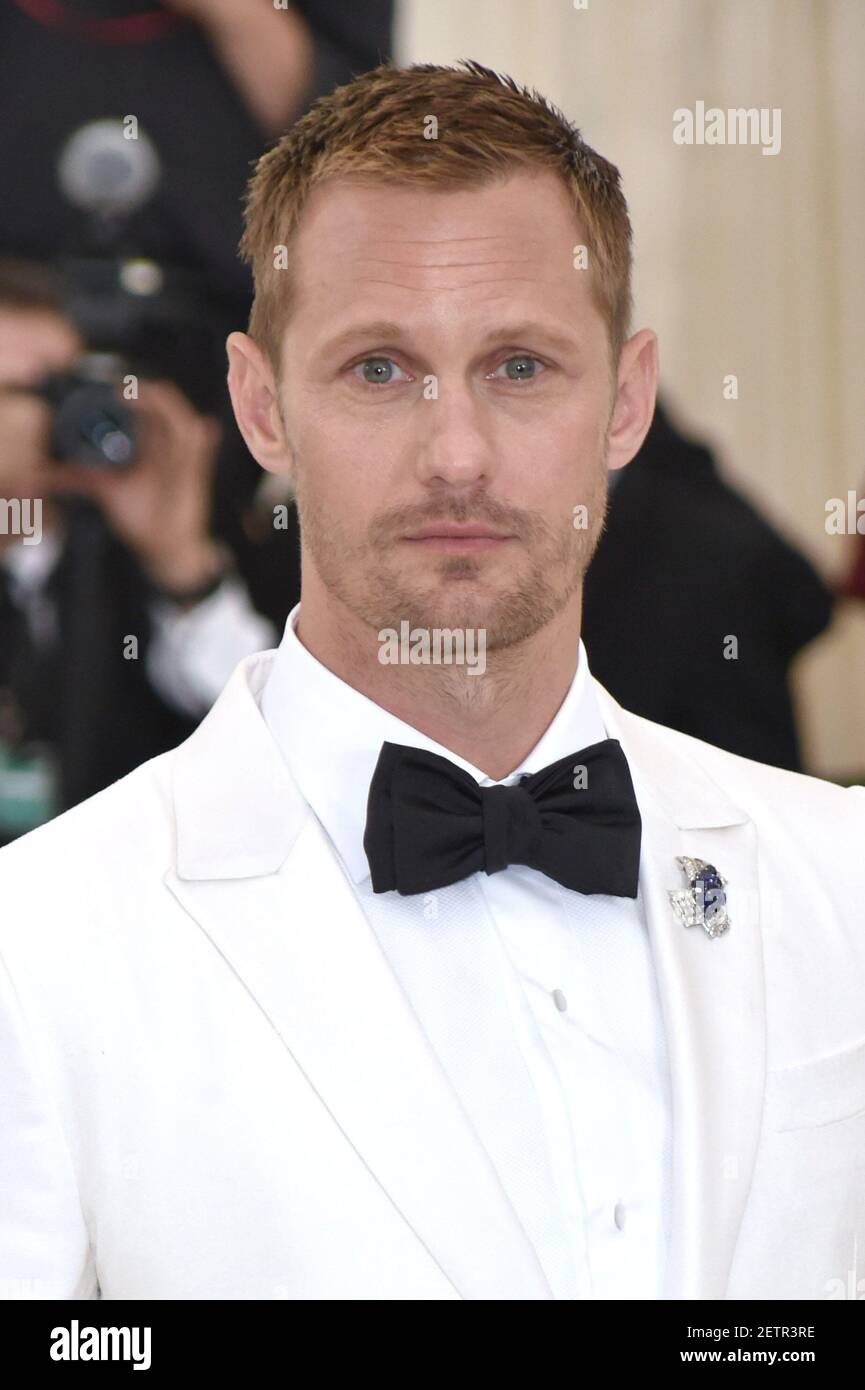 Alexander Skarsgard kommt am Metropolitan Museum of Art Costume ...