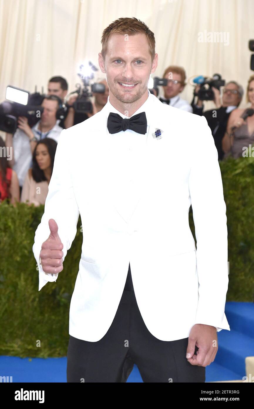 Alexander Skarsgard kommt am Metropolitan Museum of Art Costume ...