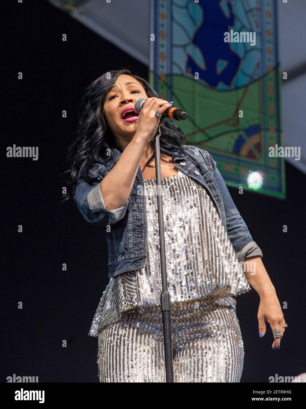 Erica Campbell of Mary Mary beim New Orleans Jazz & Heritage Festival ...