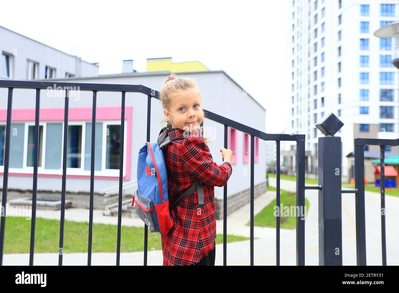 Kind mit rucksack von hinten -Fotos und -Bildmaterial in hoher ...