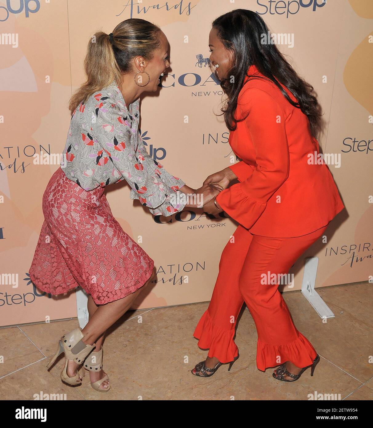 (L-R) Essence Atkins und Tatyana Ali treffen sich am Freitag, den 2 ...
